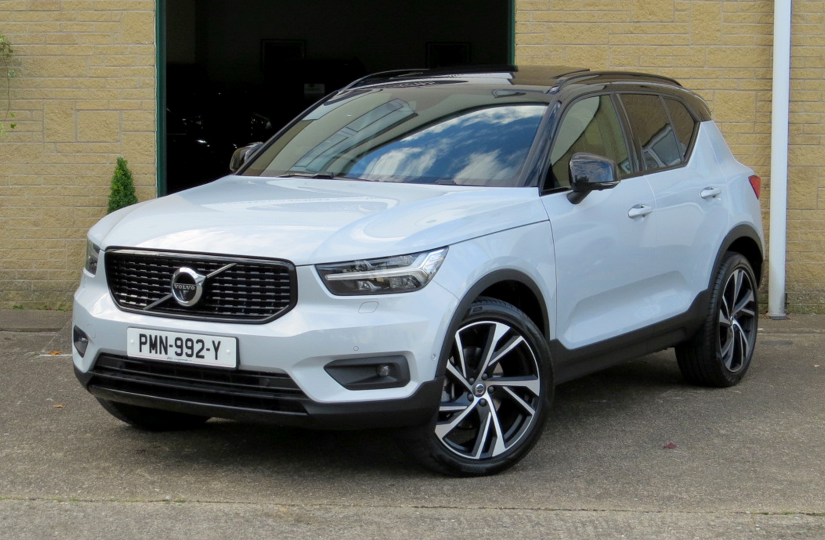 Volvo XC40 B4 MHEV Geartronic R Design Pro AWD Brent Mealin Volvo XC40 B4 MHEV Geartronic R Design Pro AWD Brent Mealin